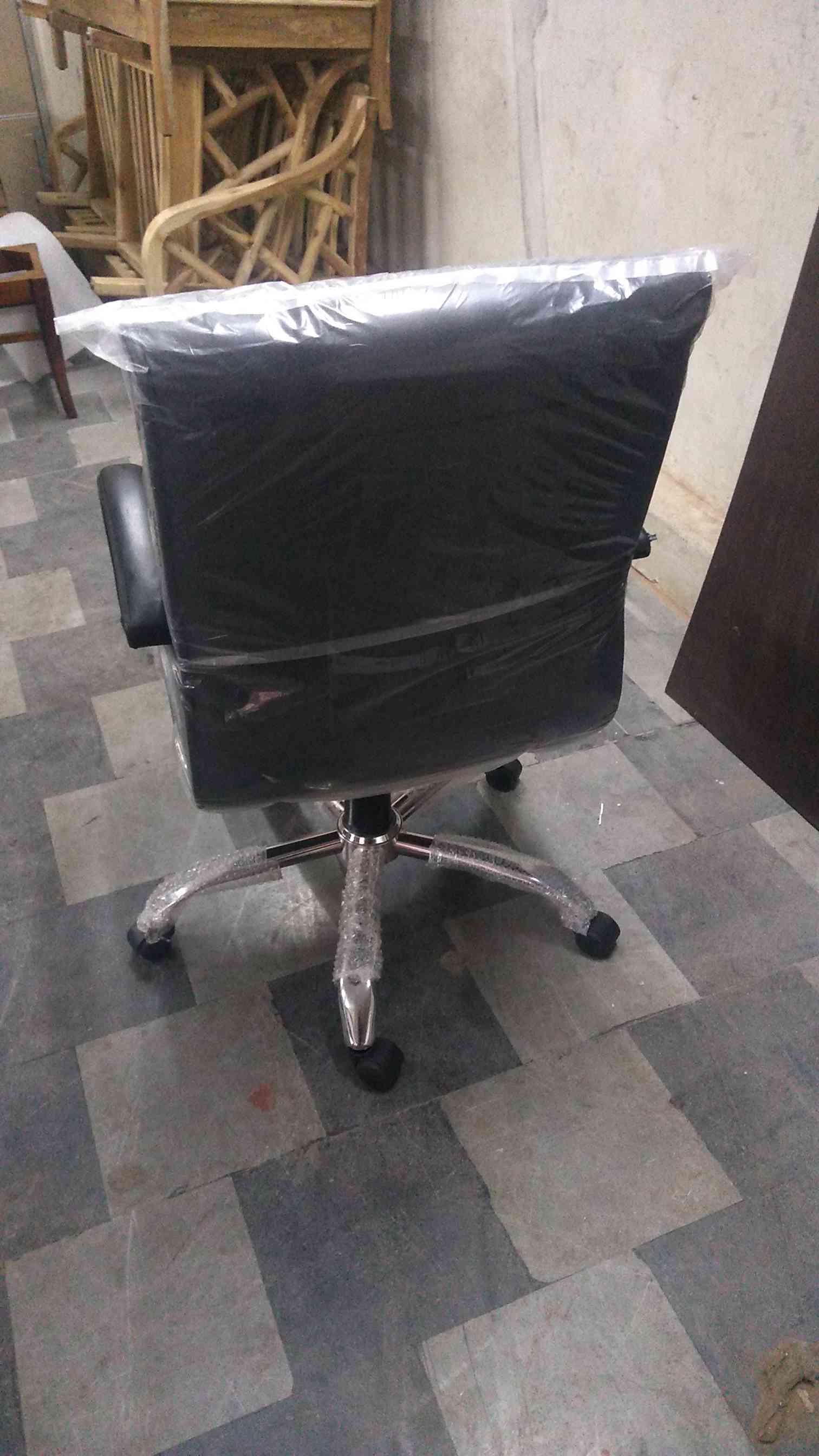 1022 Leatherite Executive Medium Back Chair W/Chrome Base - Office ...